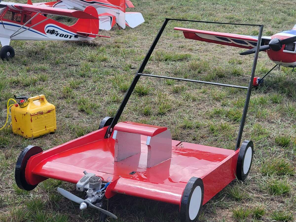 Explosions wow crowd at northern Michigan model air show