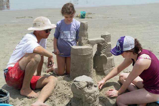 Galveston pro sandcastle builder charges big bucks for lessons