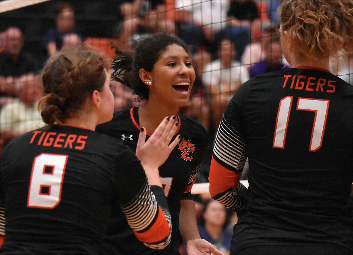 Edwardsville volleyball opens with win over O'Fallon
