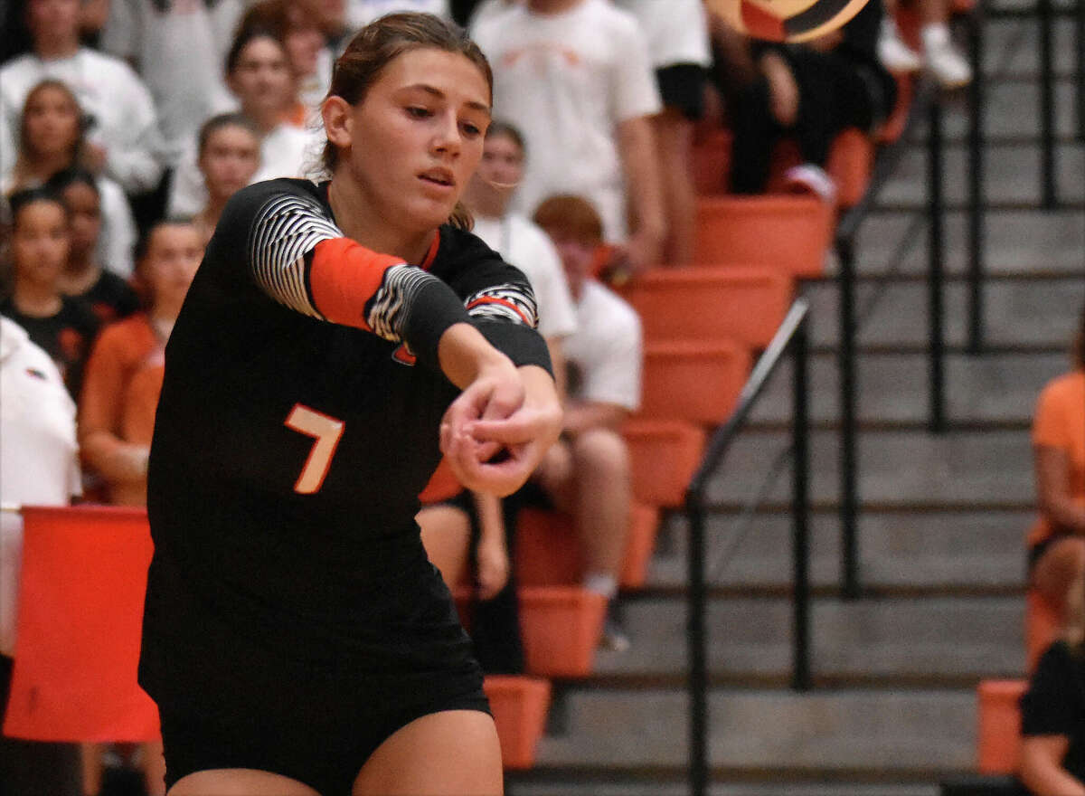 Edwardsville volleyball opens with win over O'Fallon