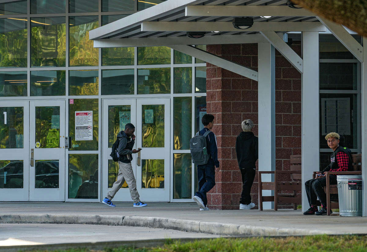 HISD parents, students welcome superintendent's reforms to NES schools