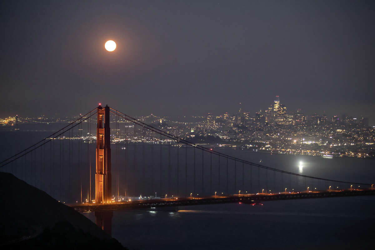 Photo Bay Area Super Blue Moon Changed To Rose From Smoke