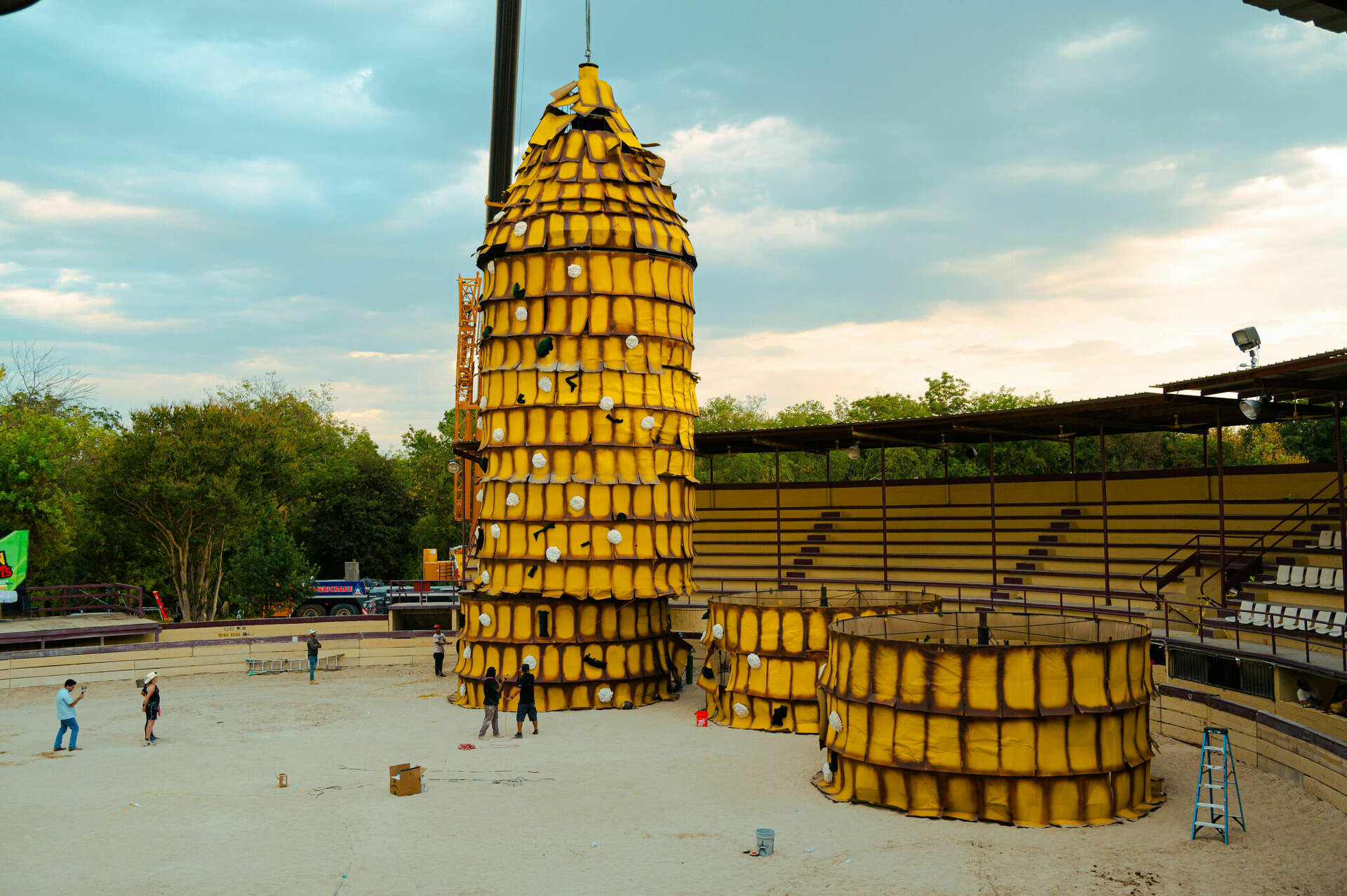 Texas artists break 2023 Guinness World Record with piñata