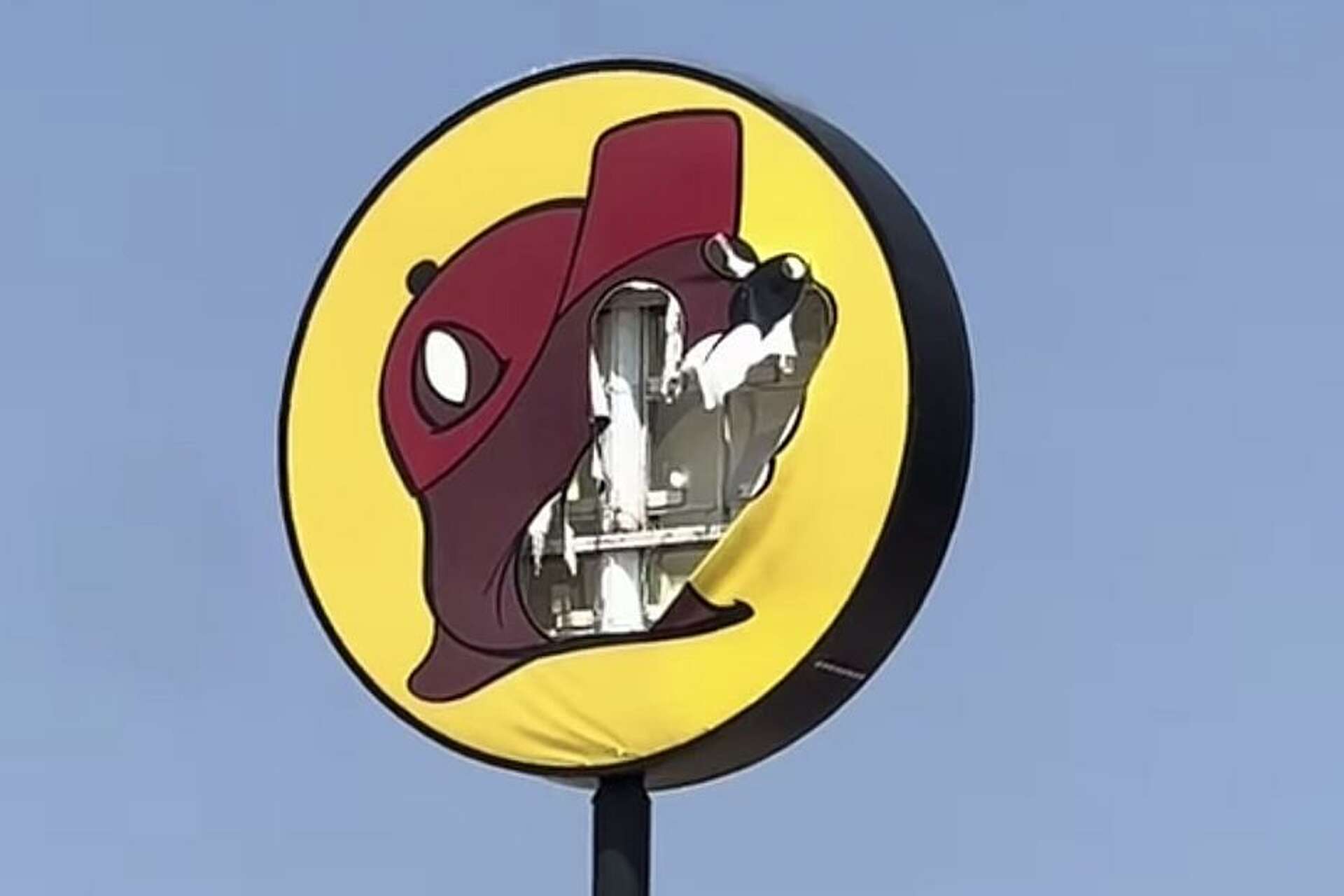Texas heat melts off iconic Buc-ee's beaver sign in viral video