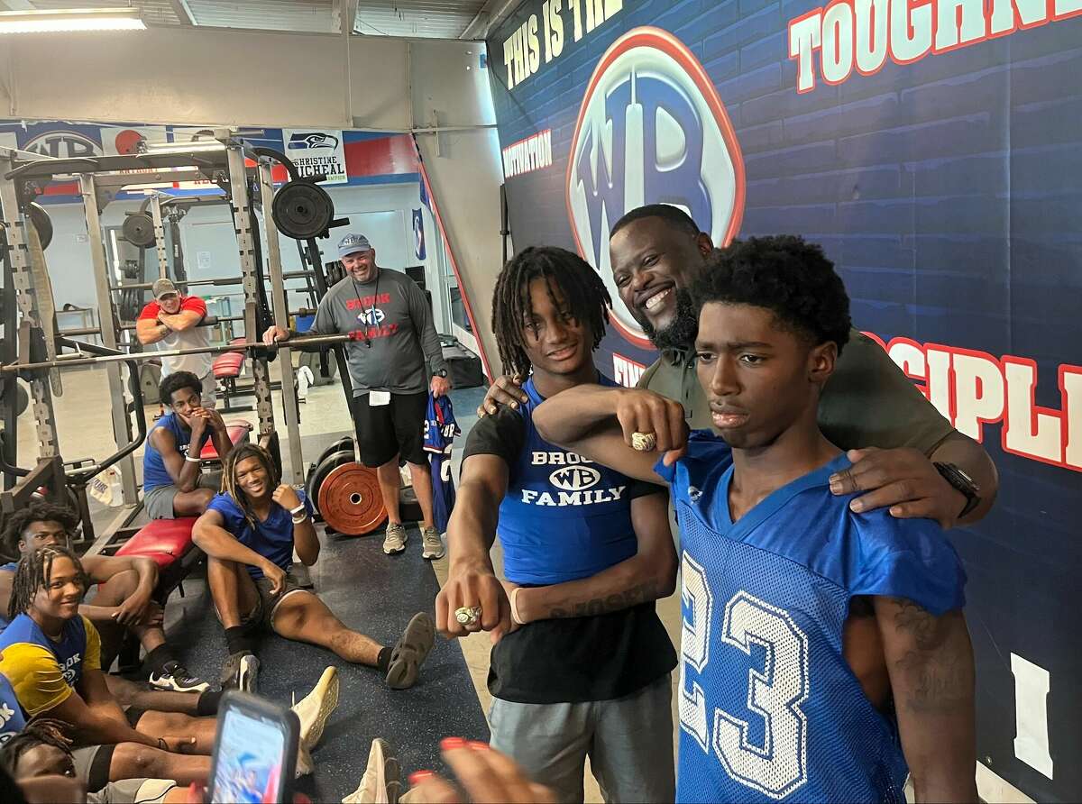 Super Bowl champion Earl Dotson speaks with Beaumont football players