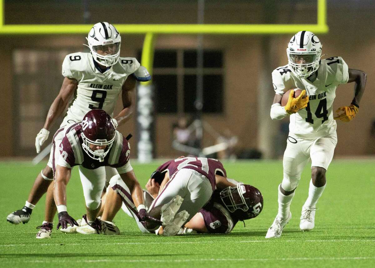 Klein Oak Panthers keep rolling with rout of Cinco Ranch Cougars