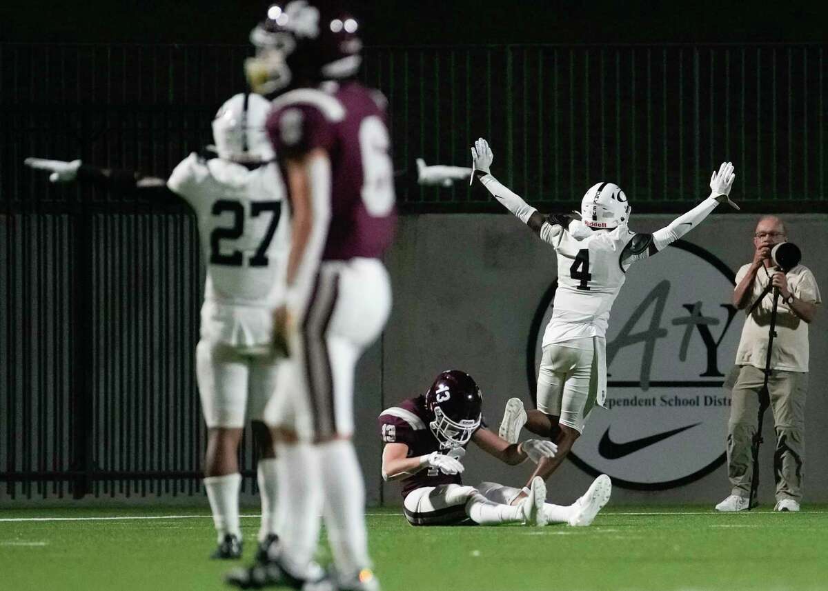 Klein Oak Panthers keep rolling with rout of Cinco Ranch Cougars