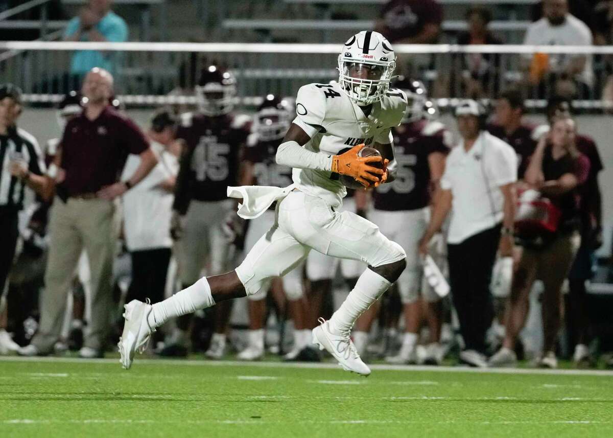 Klein Oak Panthers keep rolling with rout of Cinco Ranch Cougars