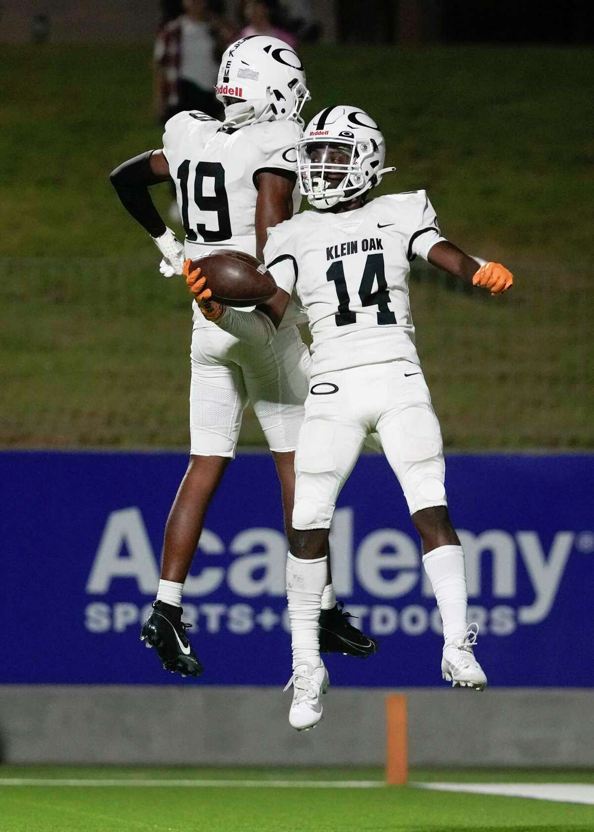 Klein Oak Panthers keep rolling with rout of Cinco Ranch Cougars