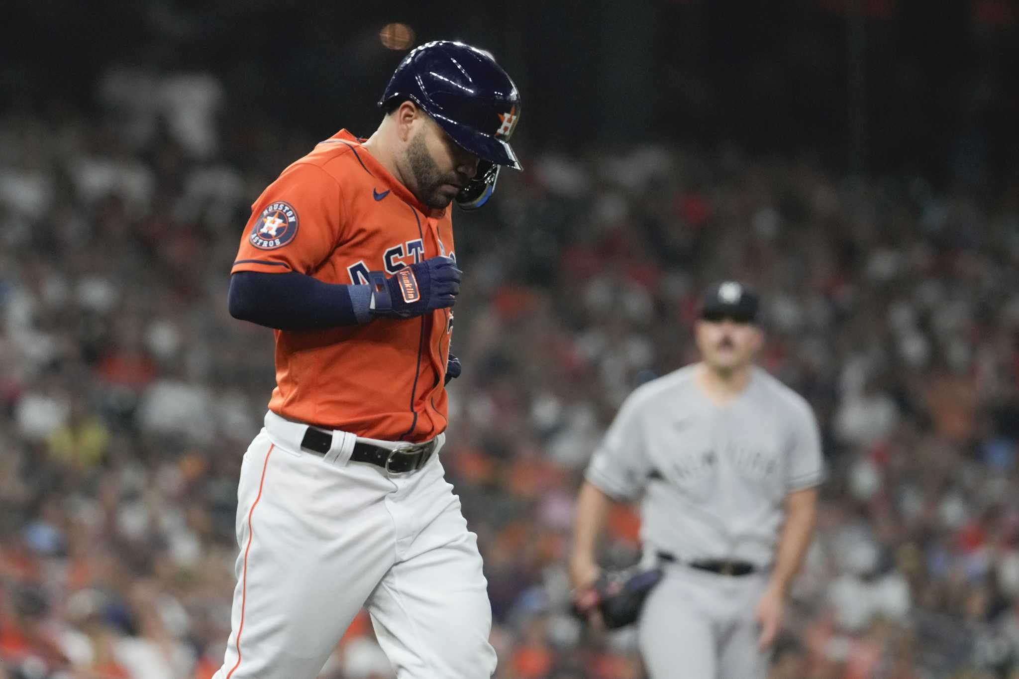 Houston Astros: Jose Altuve back in lineup after bruising leg