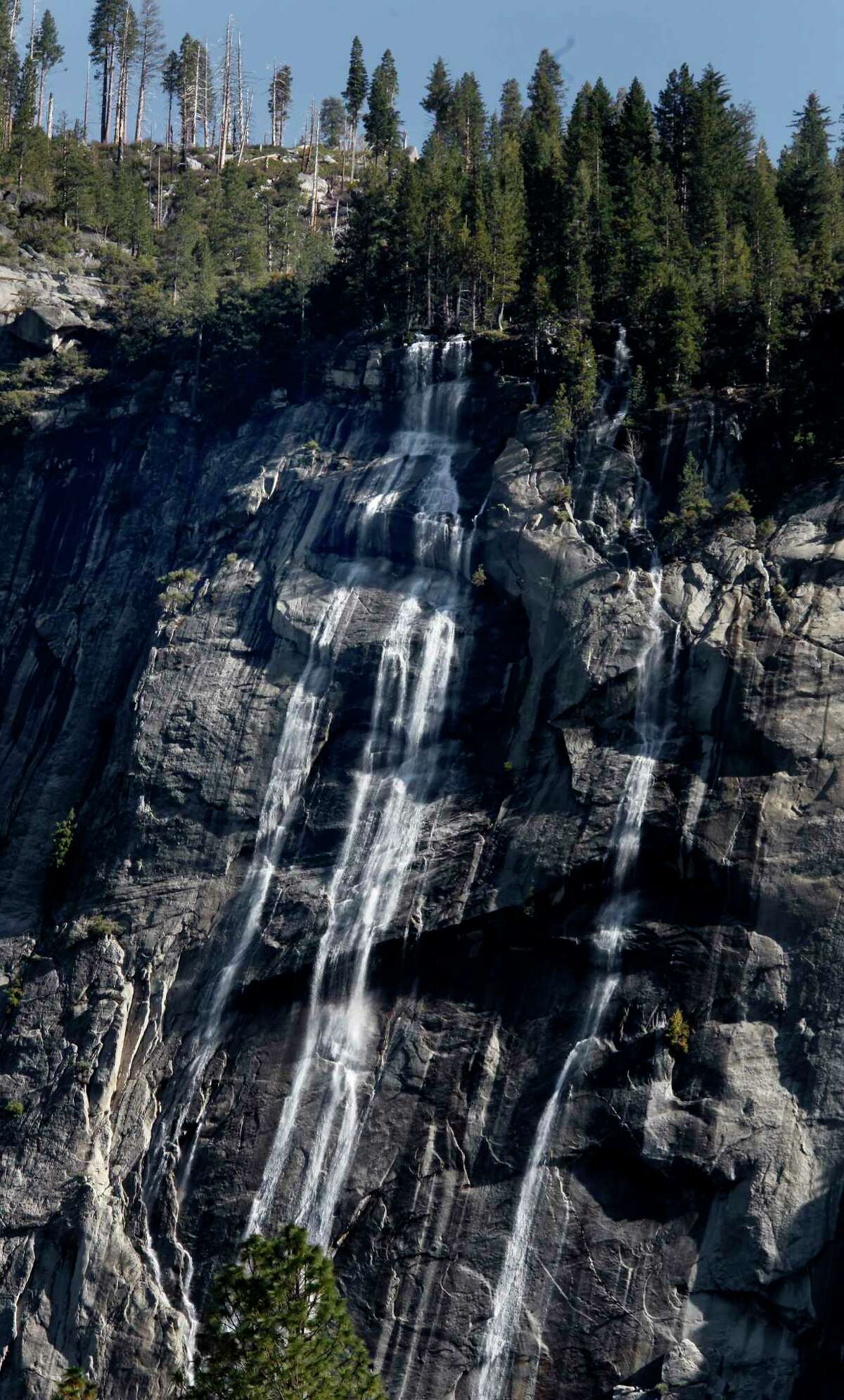 Crack in Yosemite’s famed Royal Arches cliff forces closures at park