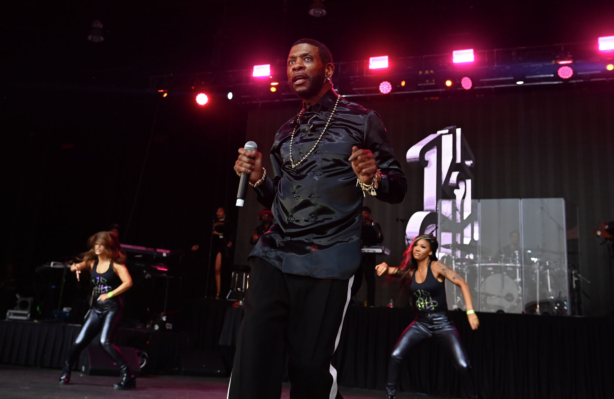 Con máscaras de payaso, aficionados del Man United protestan contra los ...