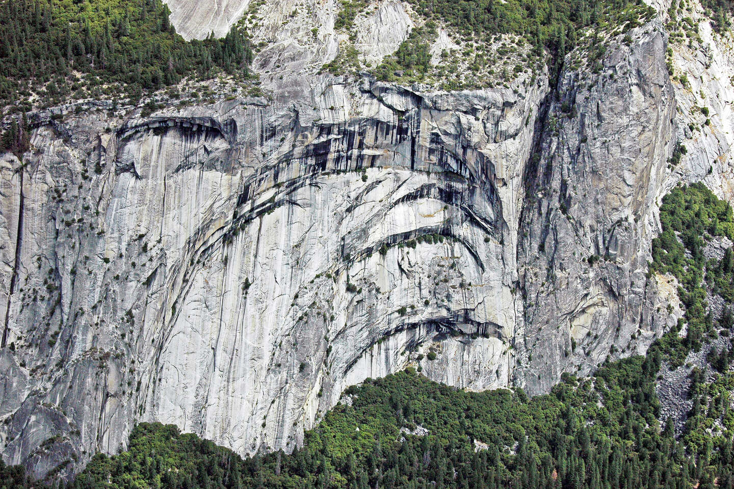 Famous Yosemite landform Royal Arches cracks, forcing closures