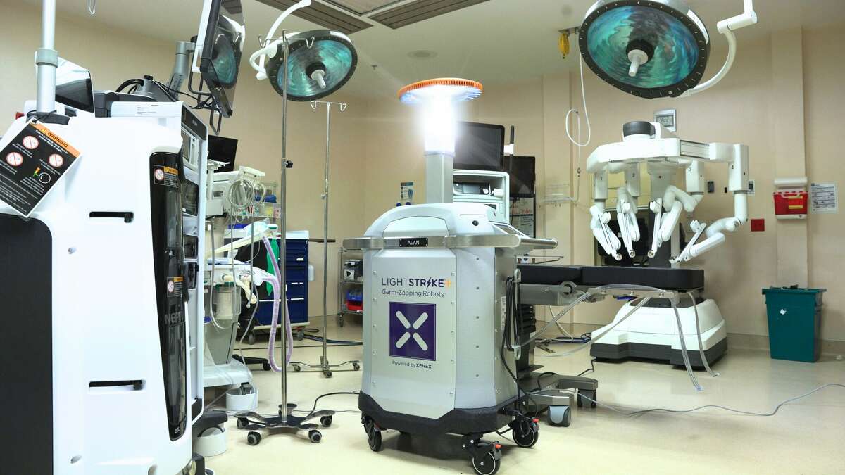 Xenex LightStrike robot gets FDA approval for use in medical centers