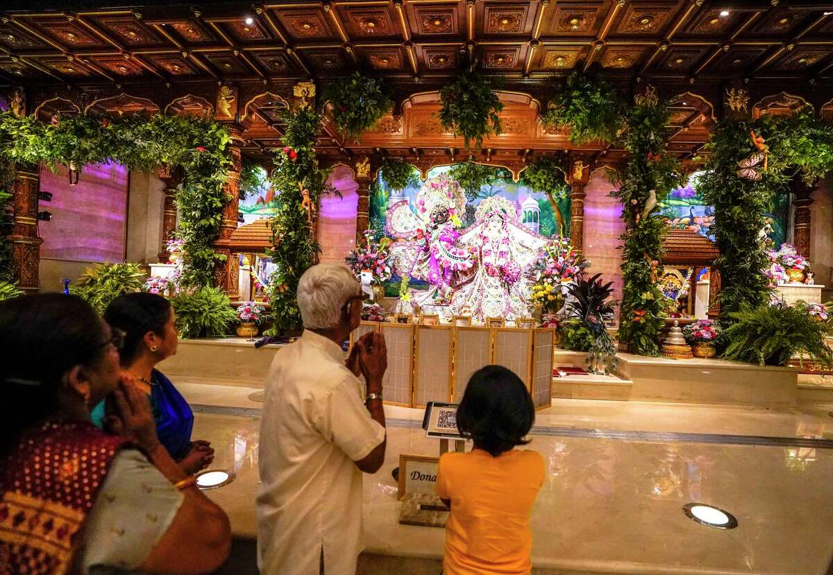 Krishna's birthday draws thousands to Houston temple for Janmashtami