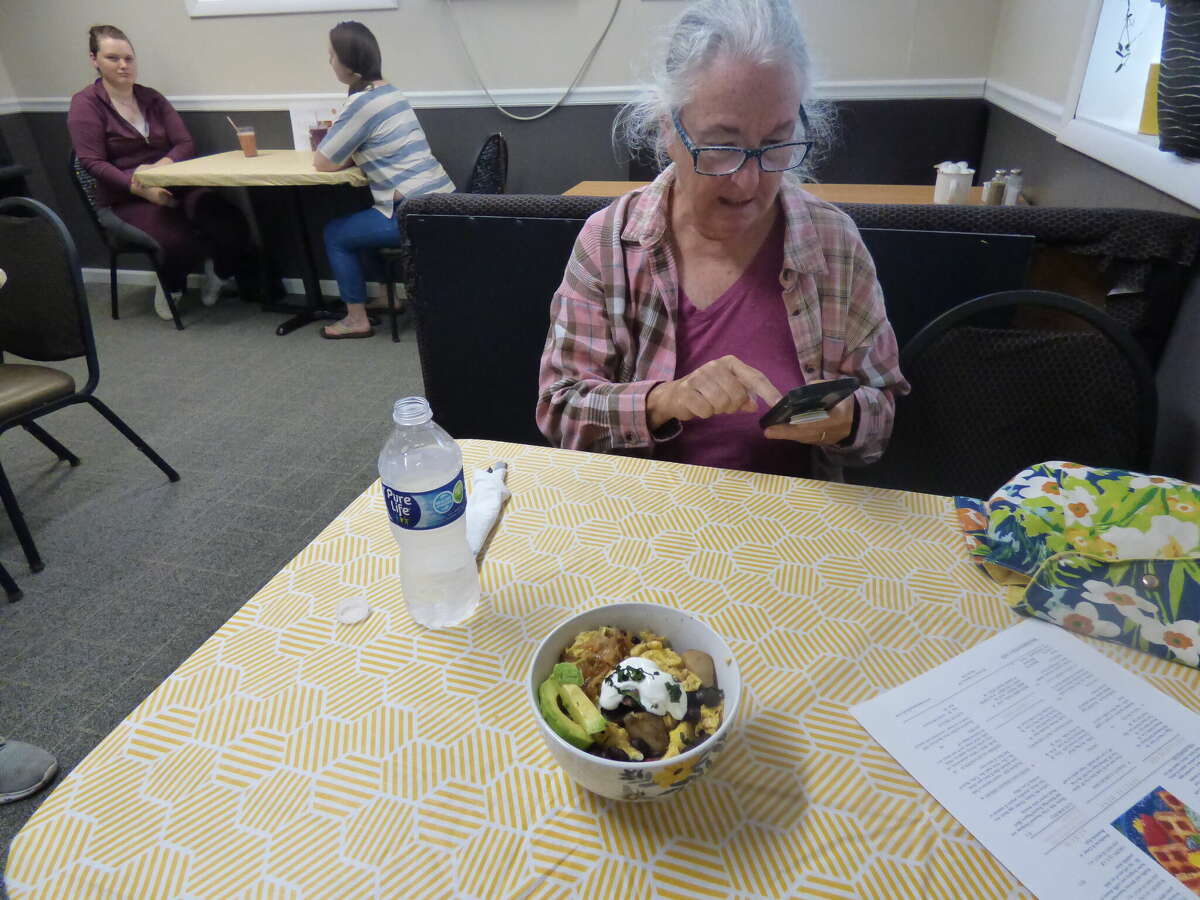 Cafe now open in Manistee offers health food and smoothies