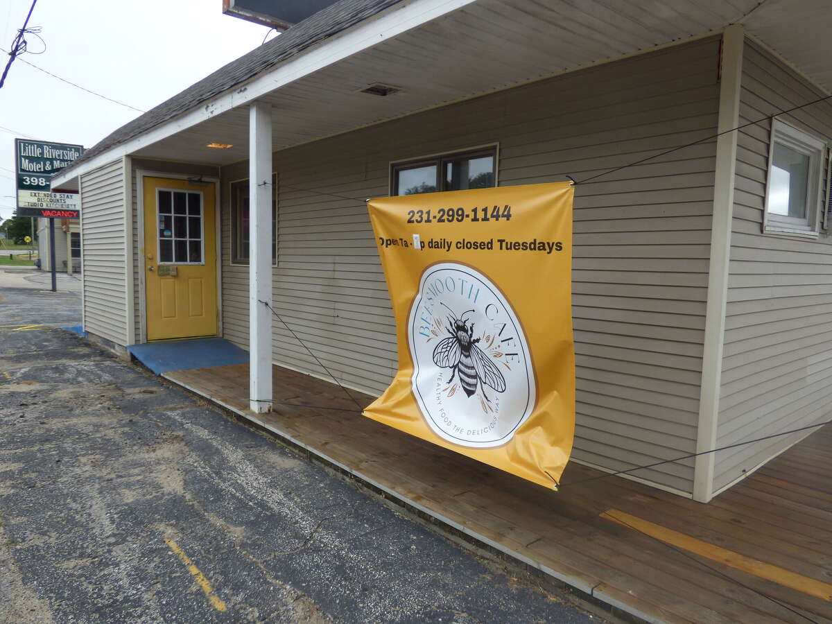 Cafe now open in Manistee offers health food and smoothies