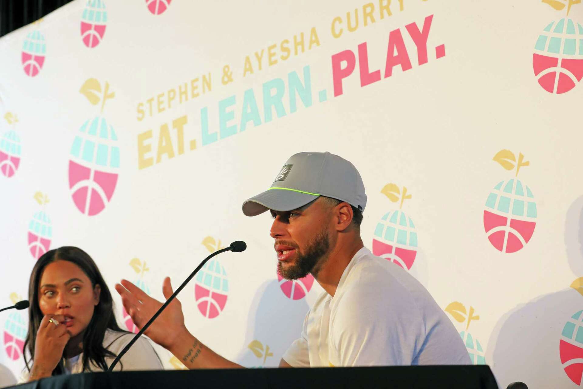 Steph, Ayesha Curry pledge $25M to Oakland schools through foundation