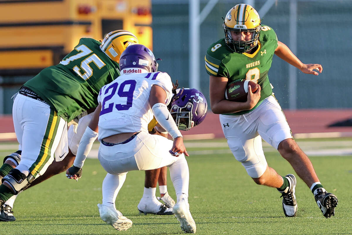 Warren football surges past Holmes in District 29-6A action