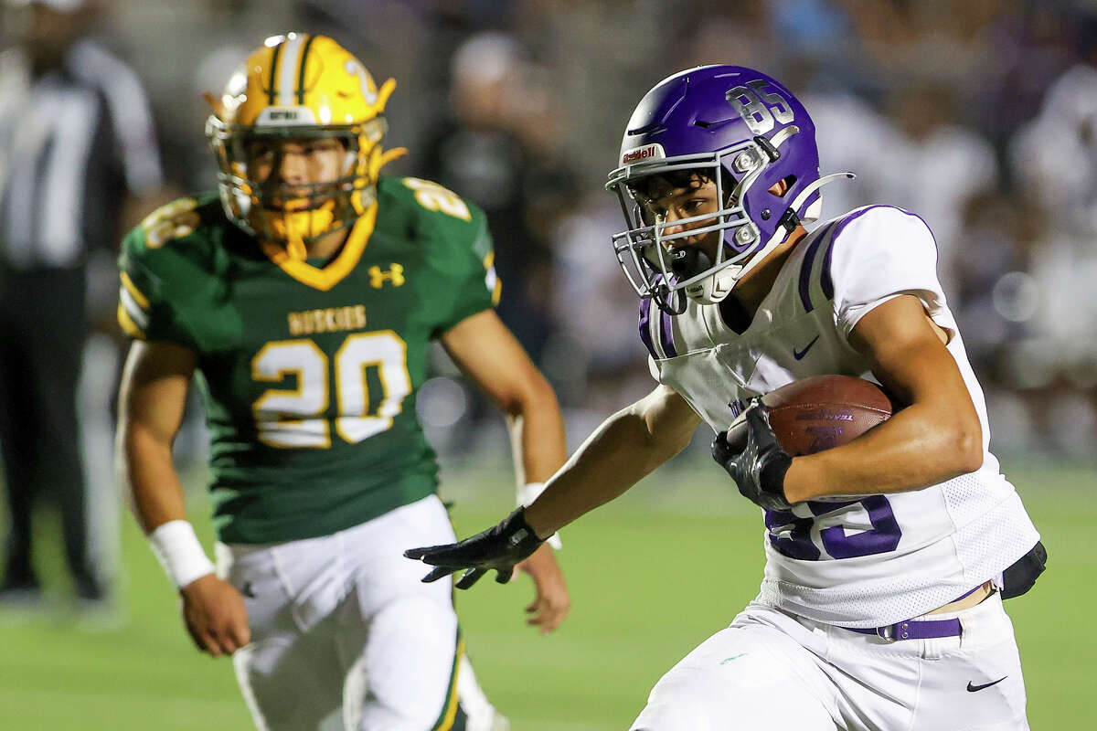 Warren football surges past Holmes in District 29-6A action