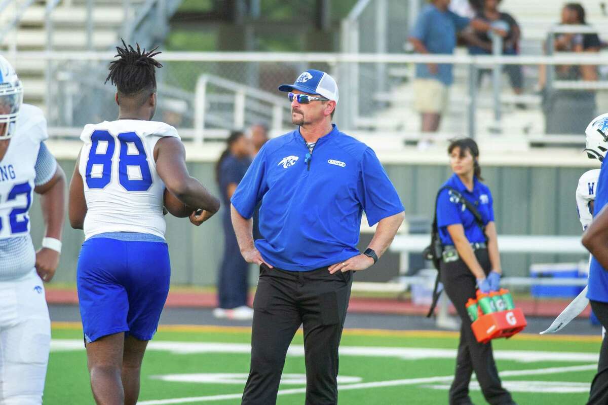 C.E. King Panthers roll past Pearland Oilers in non-district play