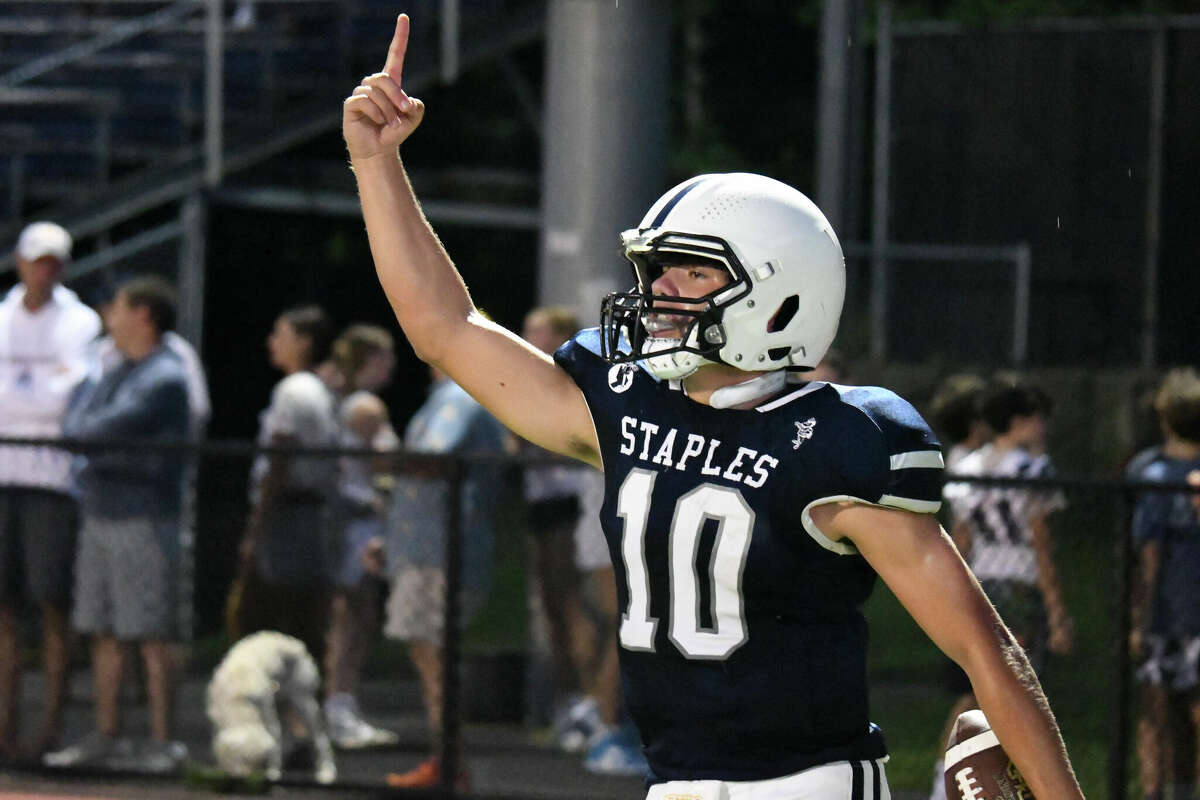 West Haven football playmakers Reid, Kemp lead opening win at Staples