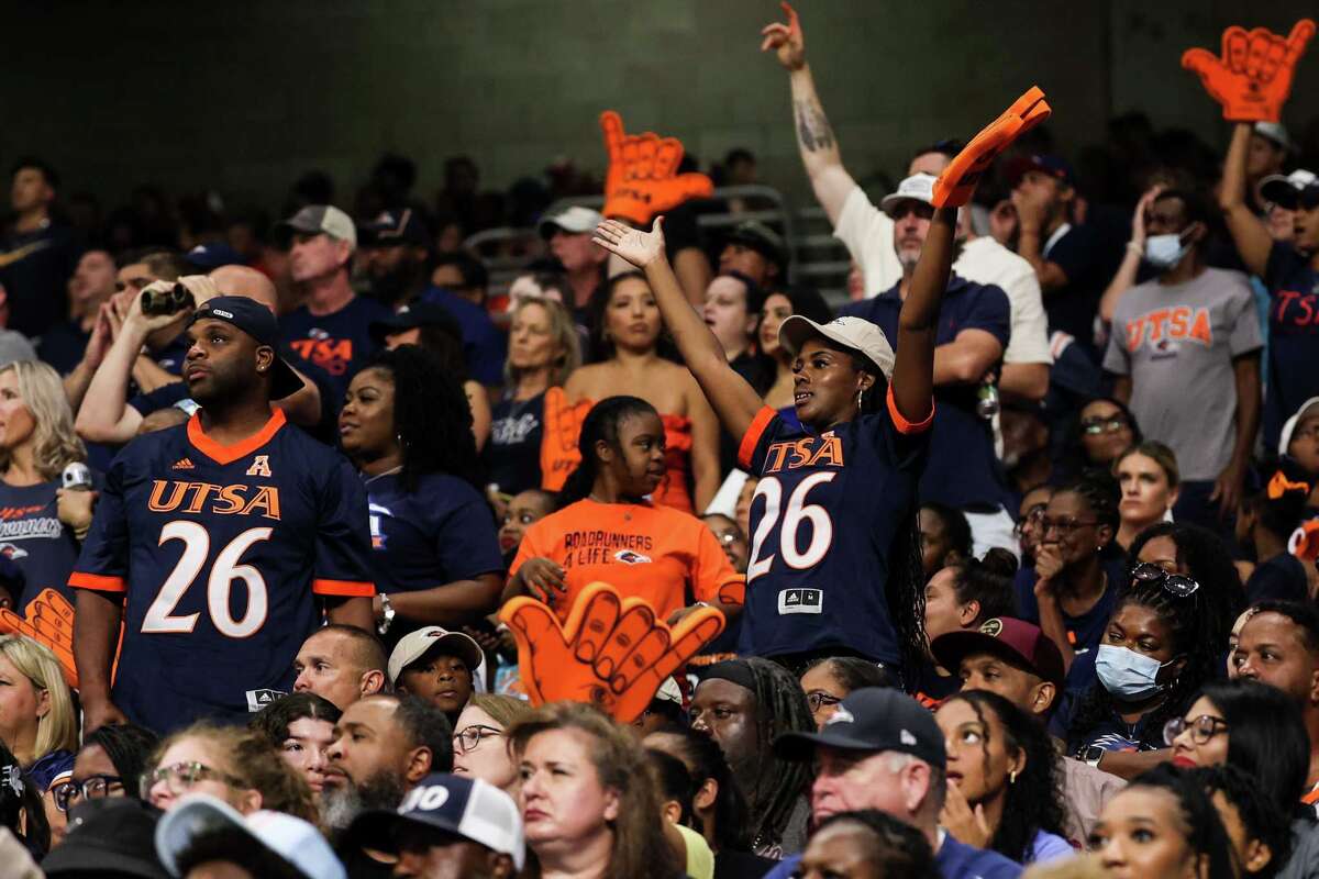 UTSA beats Texas State despite injury scare for Frank Harris