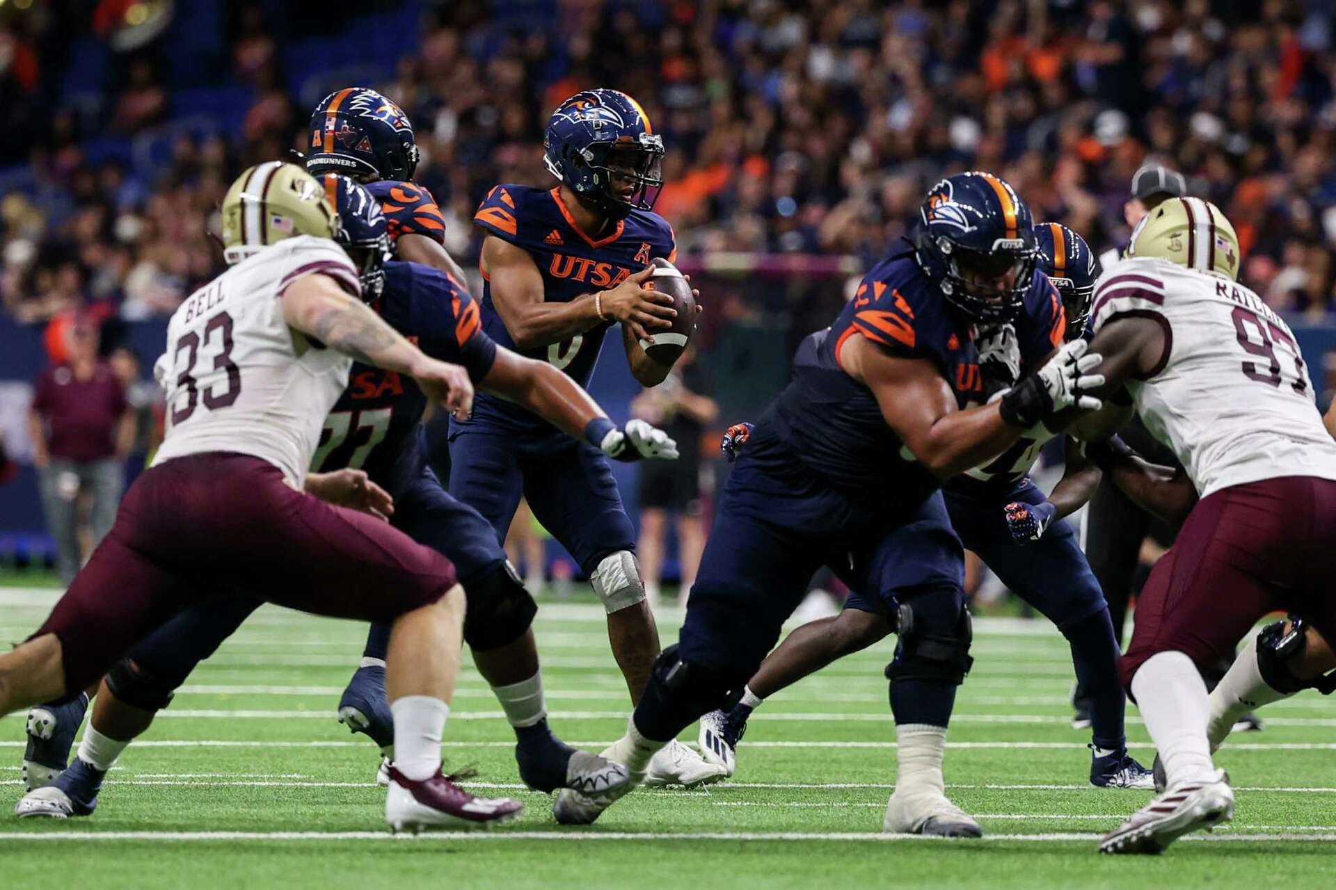 UTSA beats Texas State despite injury scare for Frank Harris