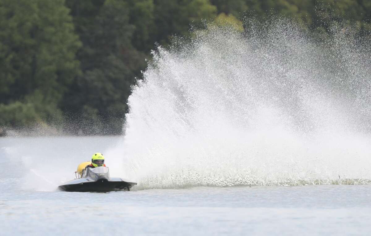 Gallery: Speed boats make waves at Lake Jacksonville