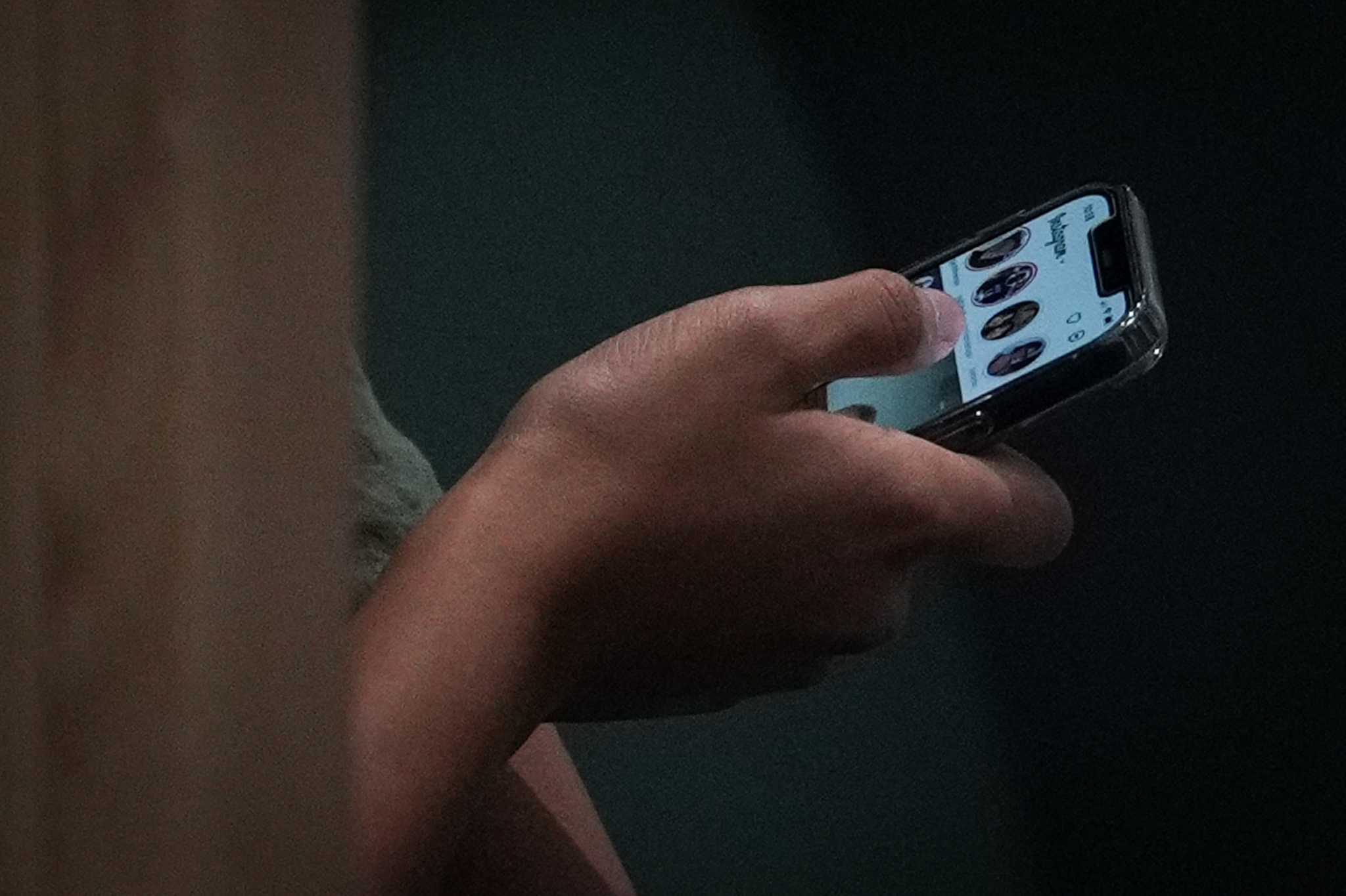 Monthlong 'digital detox' program offers $10,000, cellphone lock box