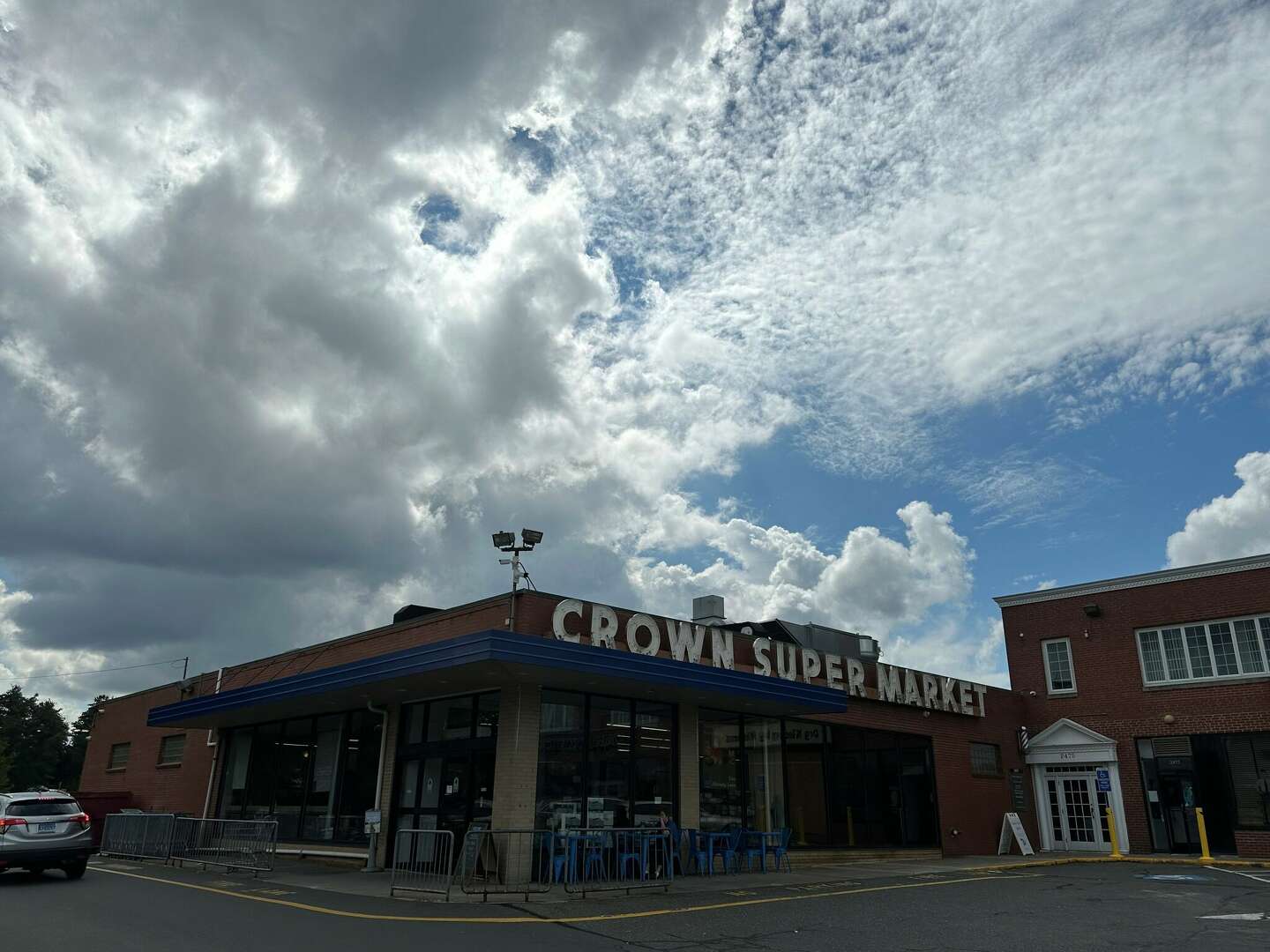 West Hartford's kosher Crown Market unveils new cafe