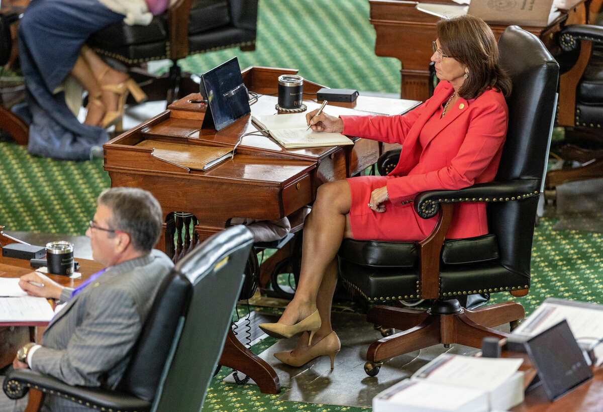 Chief of staff told Ken Paxton that affair was a threat to AG's office