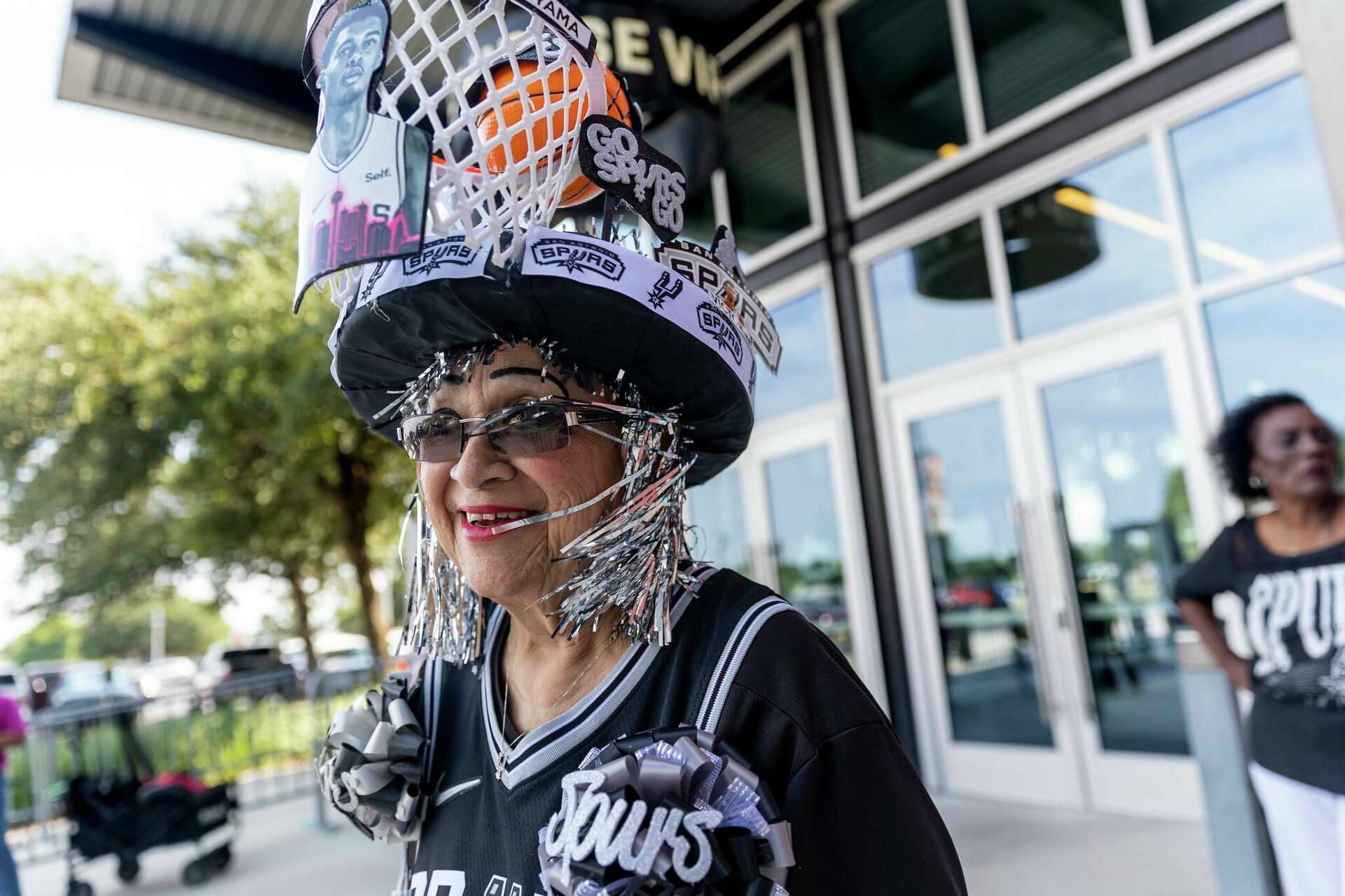 San Antonio Spurs memorialize beloved super fan who died