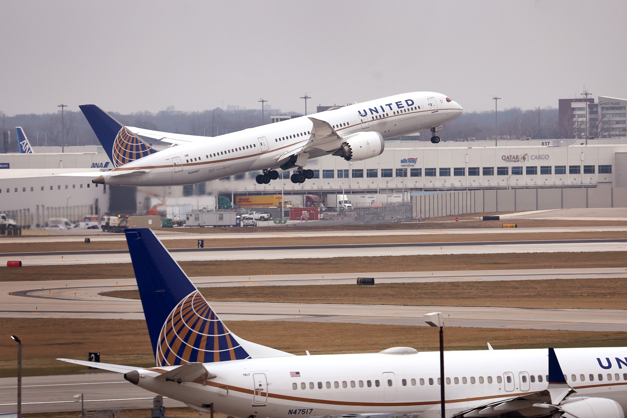 United passenger tries to get in cockpit on California-bound flight