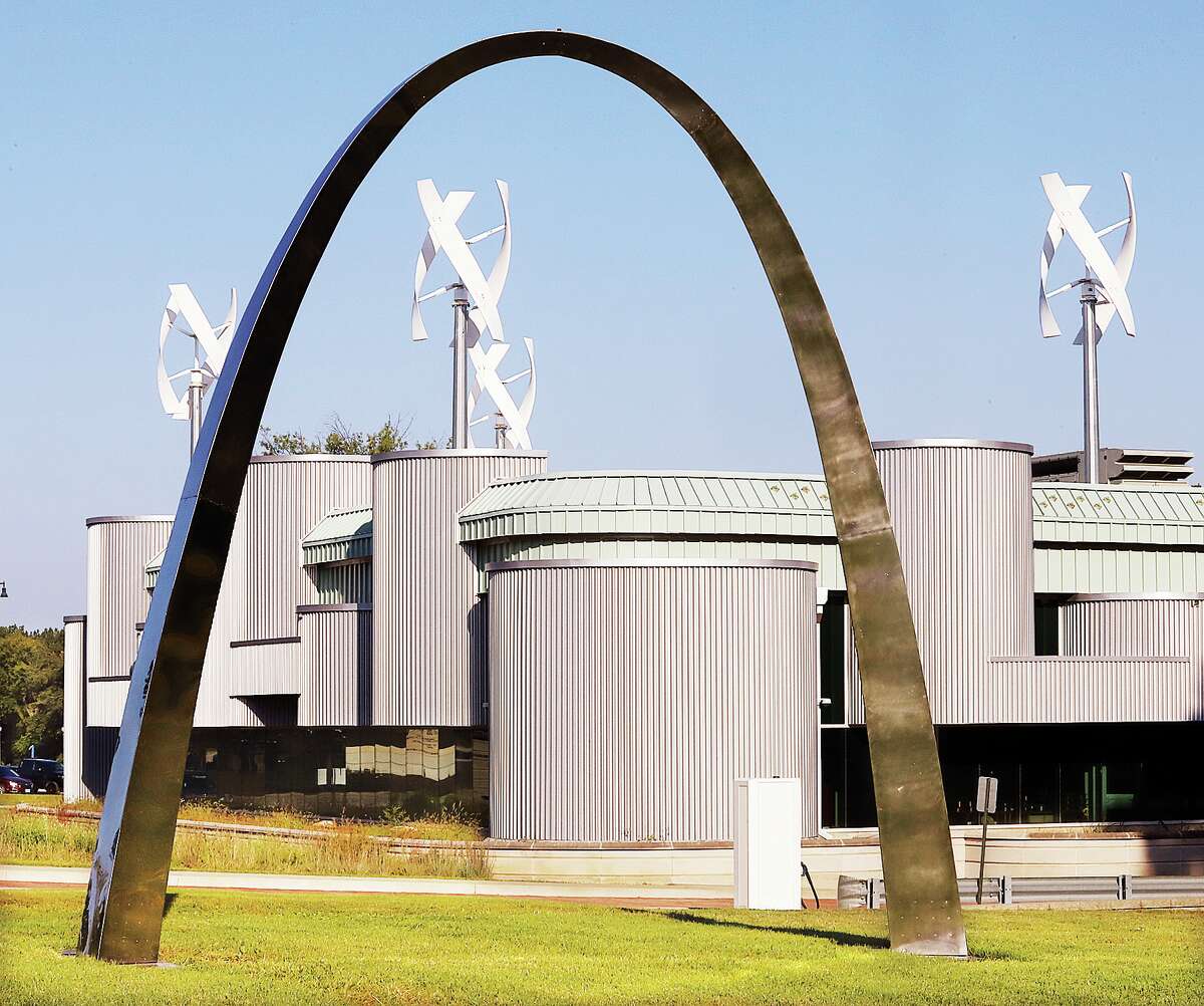 L&C adds 30-foot arch to Godfrey campus