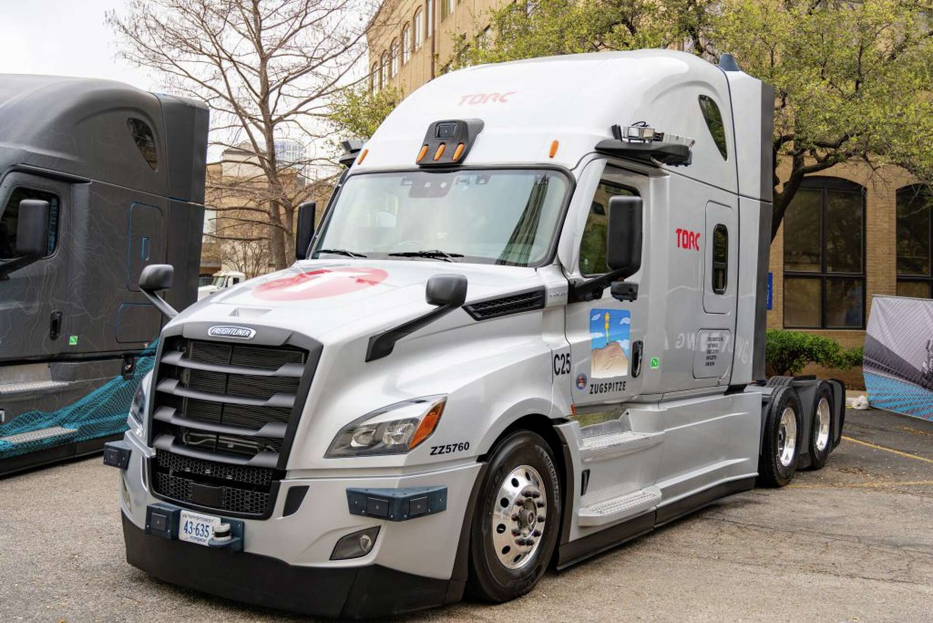 Companies that test driverless 18-wheeler trucks doing well in Texas