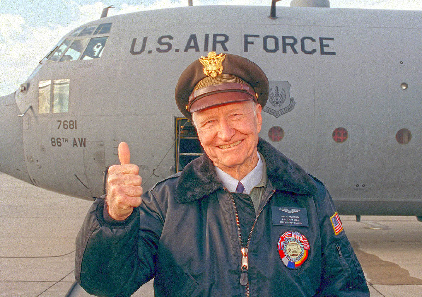 Sweet kindness — The Berlin candy bomber: Holy cow! history