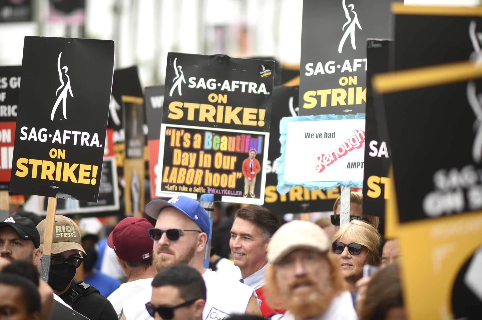 California bill to pay striking workers unemployment benefits passes