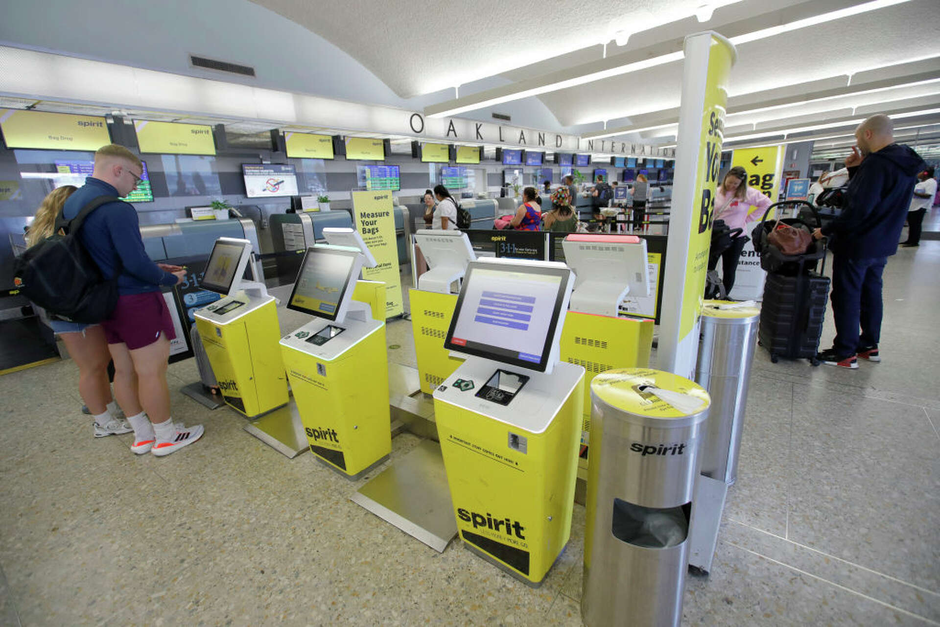 What is Spirit Airlines' personal item size limit?