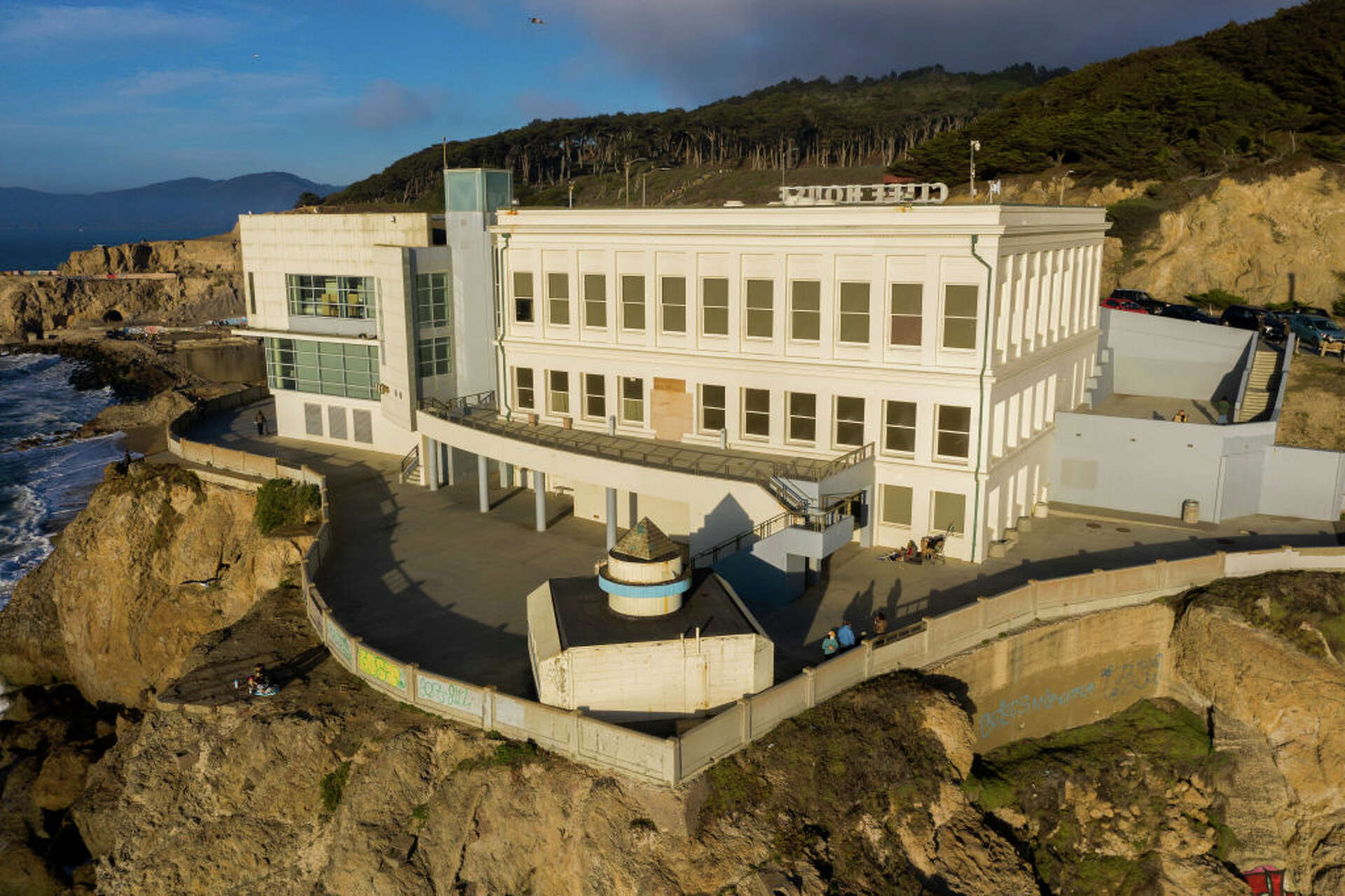More than 700 submissions flood into new Cliff House website