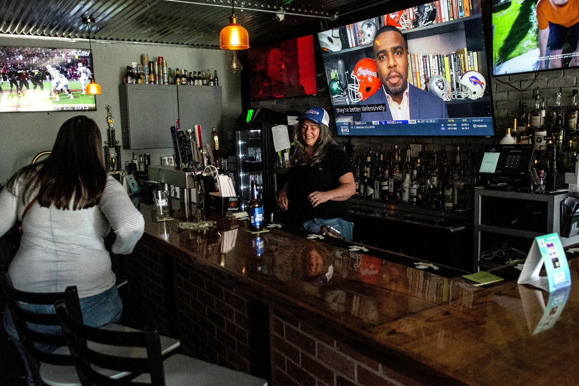Big Wig's 'dive bar' opens in Milford on New Haven Ave.