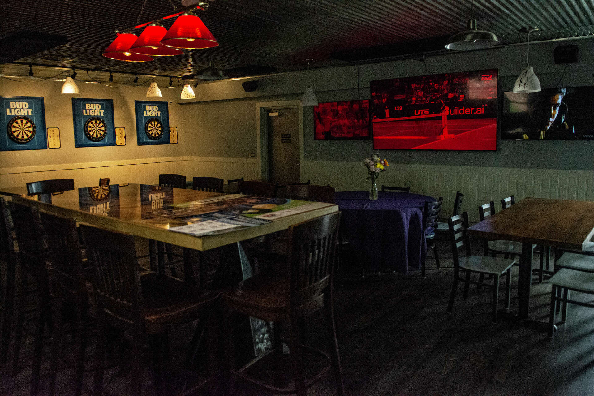 Big Wig's 'dive bar' opens in Milford on New Haven Ave.