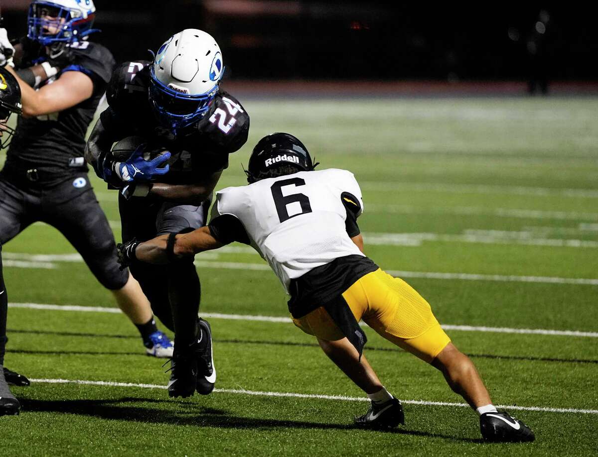 Dickinson Gators' defense shuts down Klein Oak Panthers in win