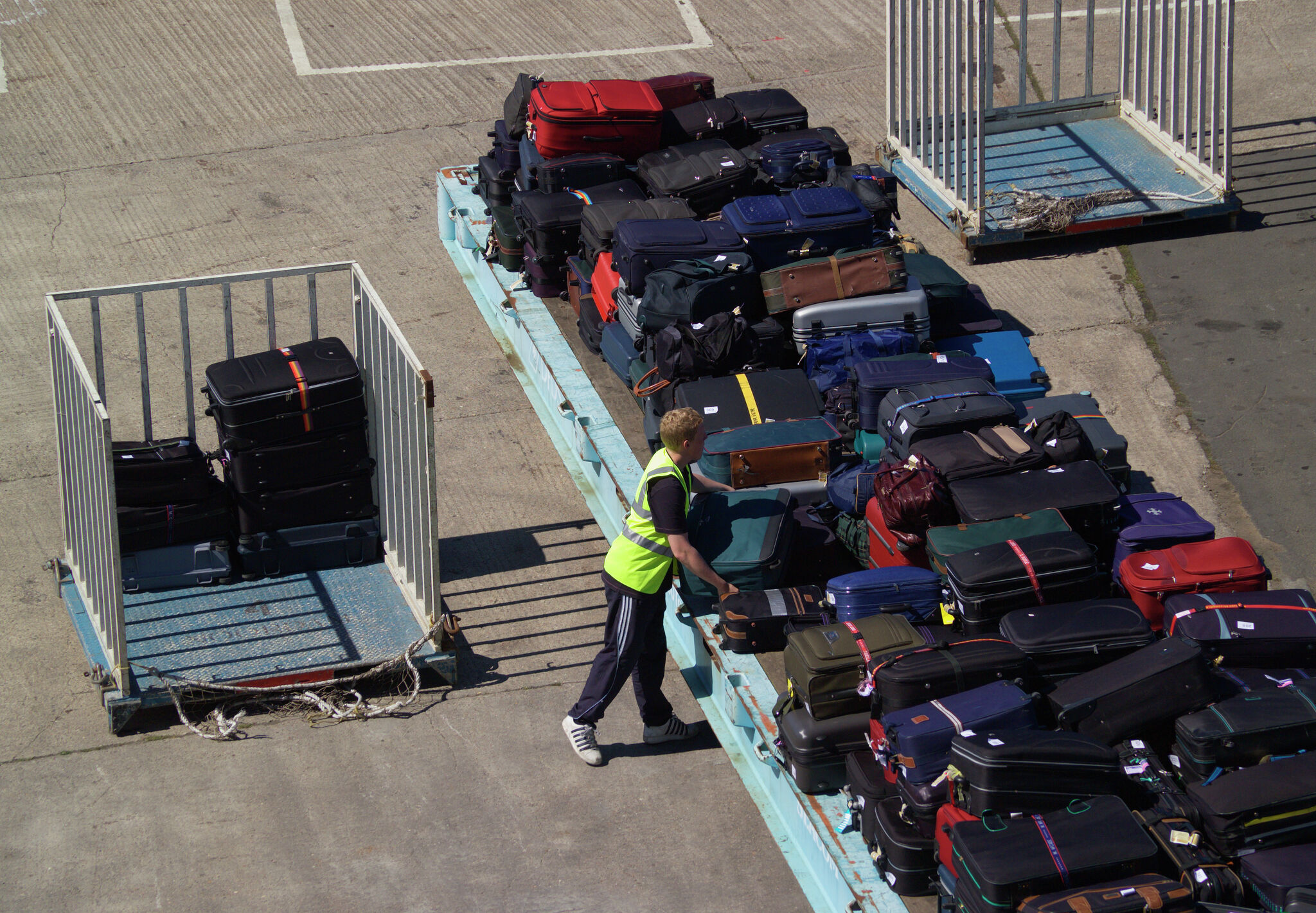 Calif. airport worker says travelers’ simple mistake gets luggage lost