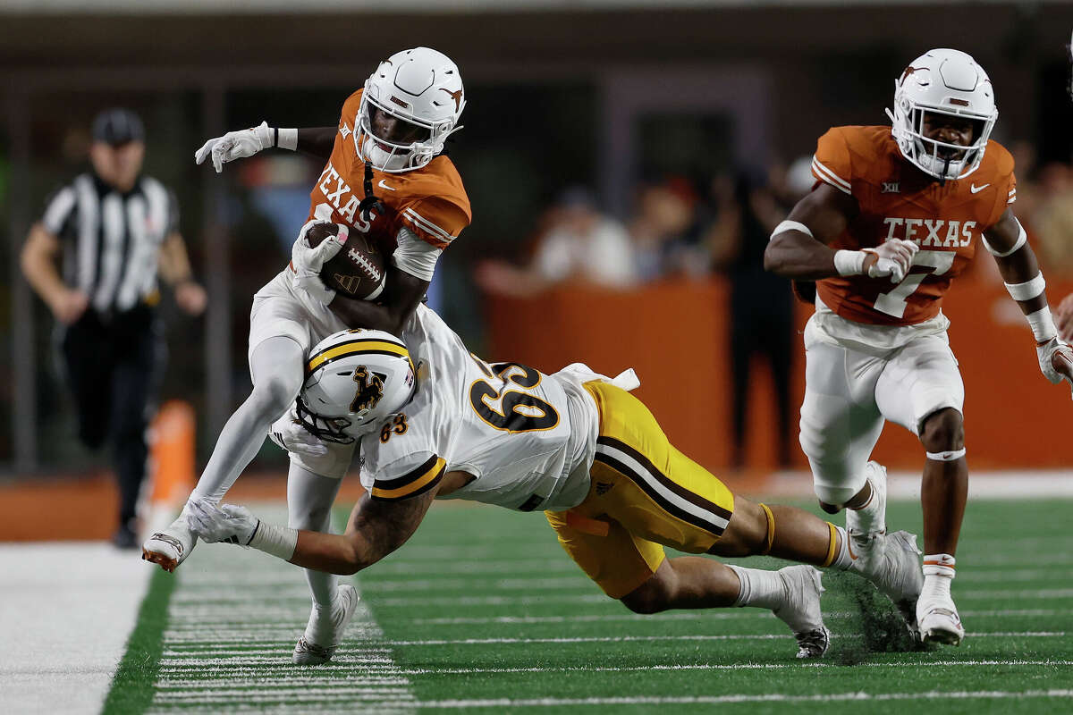 No. 4 Texas pulls away from Wyoming in fourth quarter to stay unbeaten