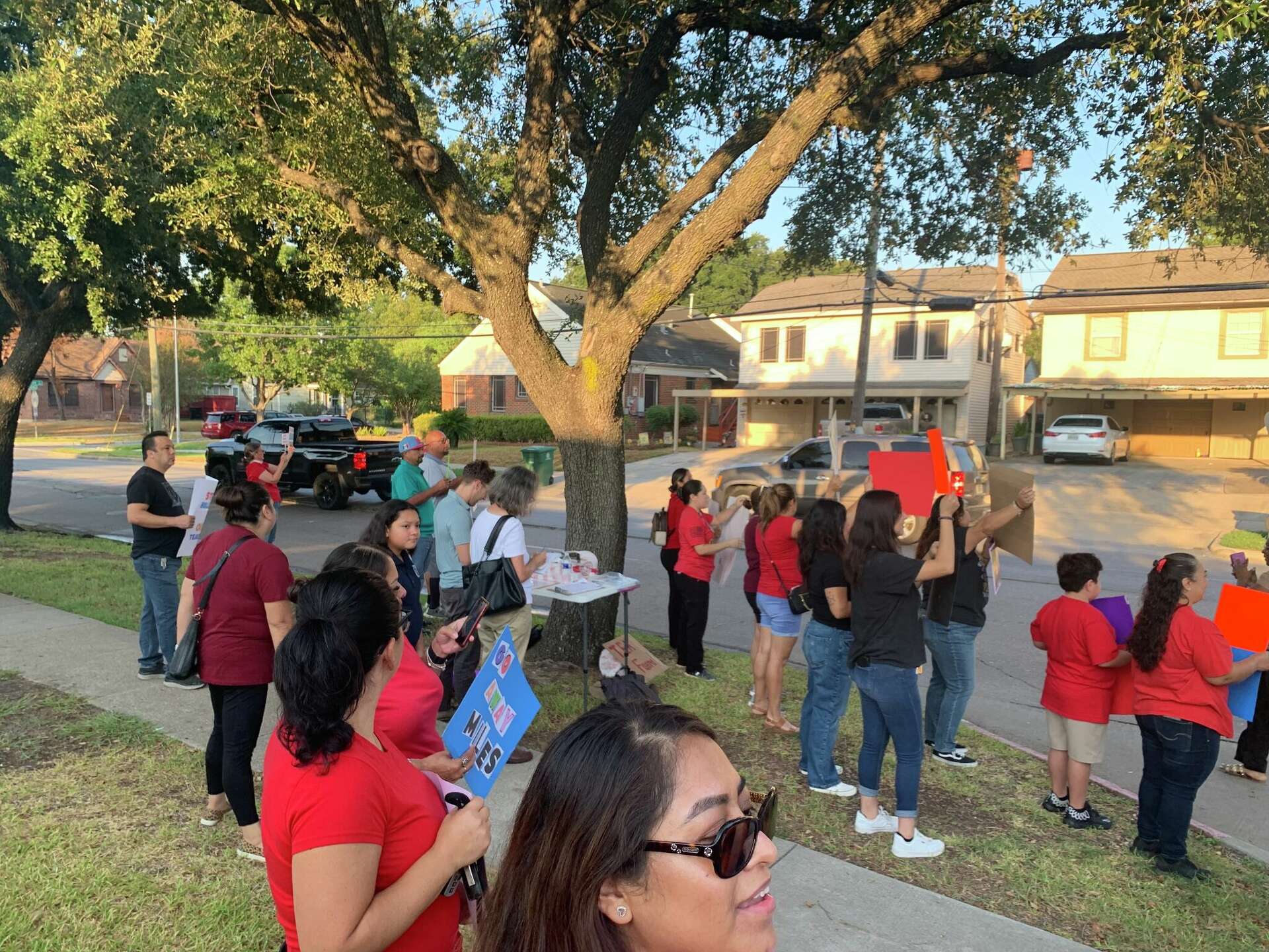 HISD parents rally to support teachers at NES-aligned campus