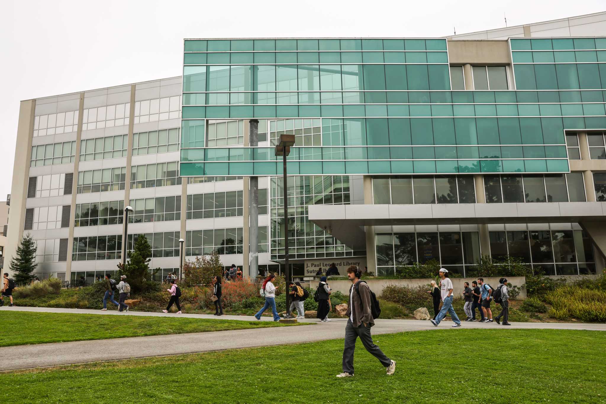 CSU graduation rates stay flat for second consecutive year