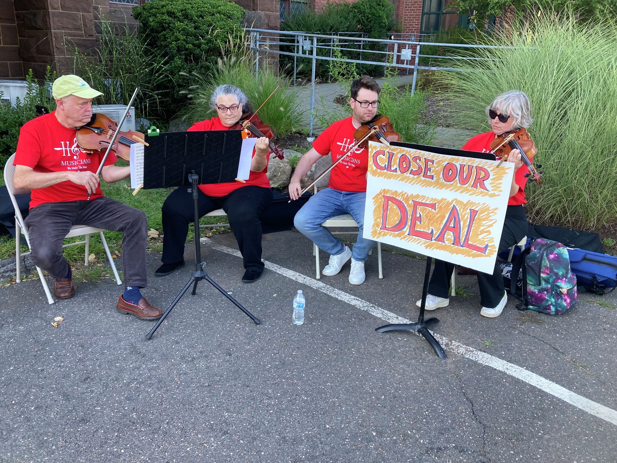 Hartford Symphony Orchestra members play pop-up concert