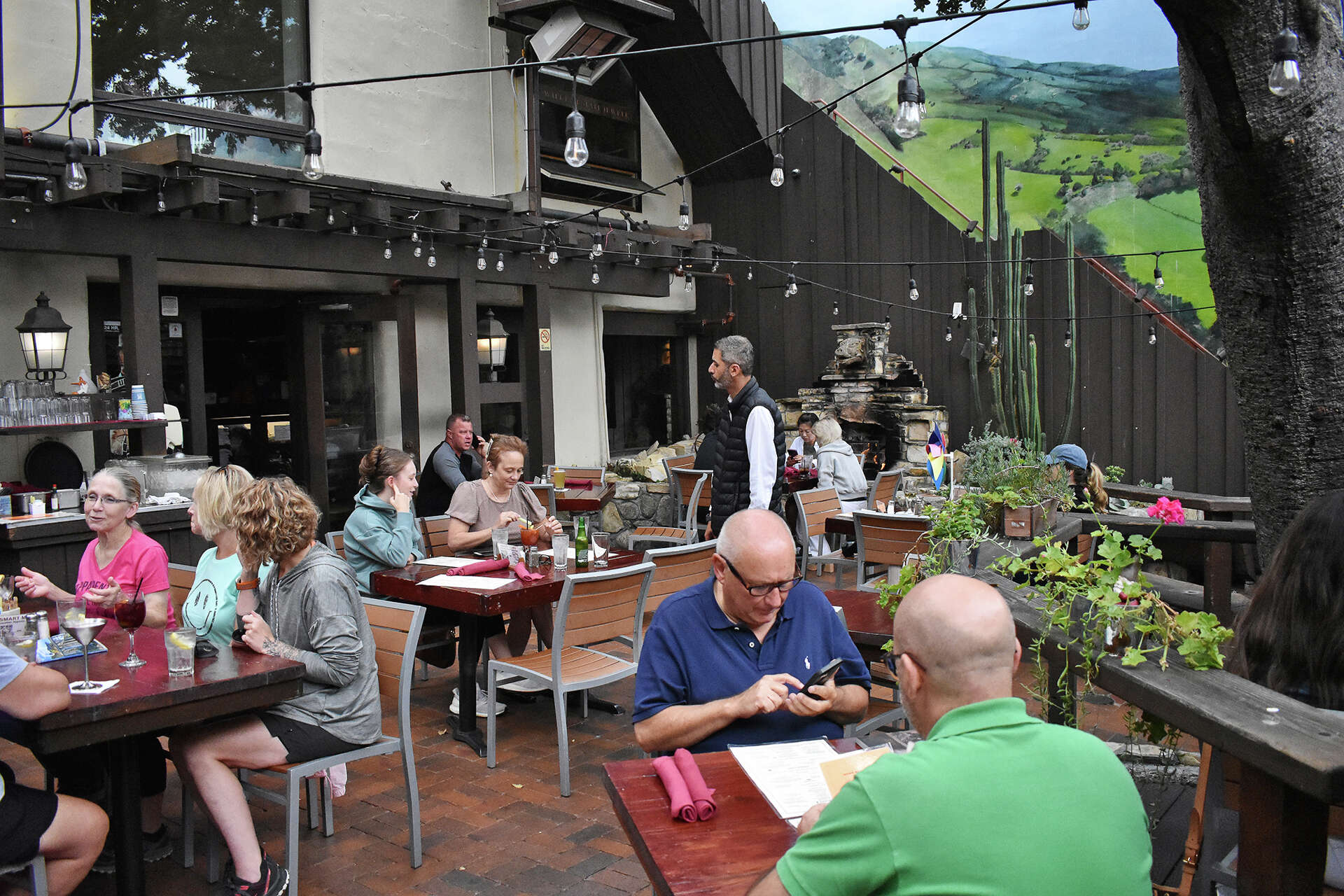 At this Carmel pub, an Oscar winner's star is fading