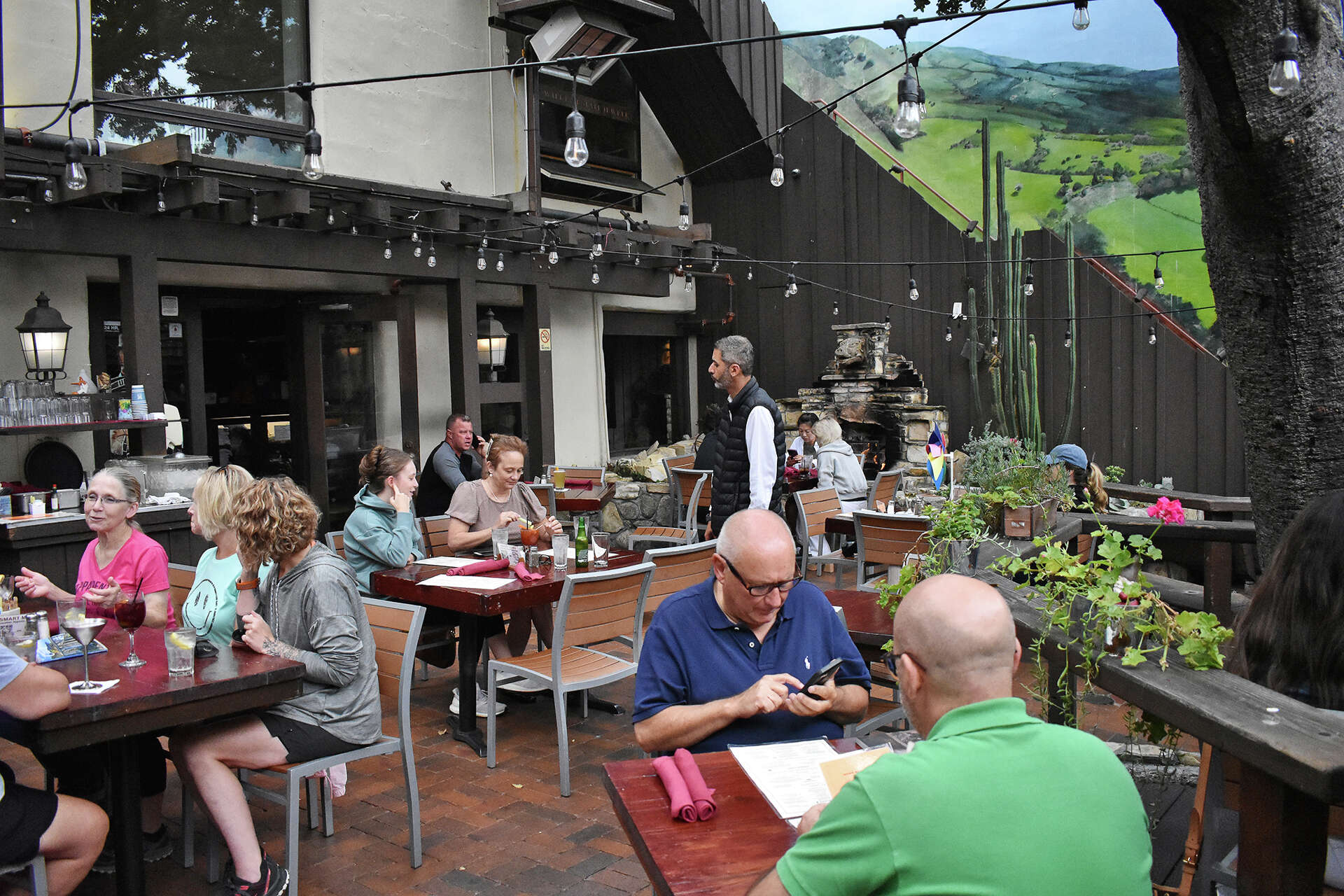 At this Carmel pub, an Oscar winner's star is fading